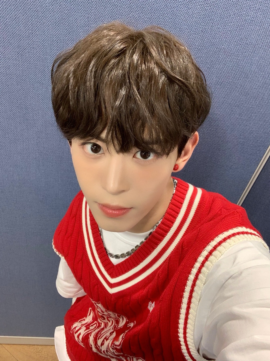 Nowadays Community Post 여러분 저 머리 5년 만에 염색했어요 어떤가요 좀 어울리나요 🥸 Hyeonbin