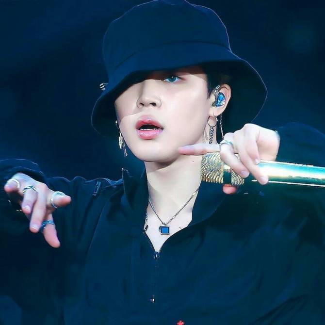 Bts Community Posts 지민시 좀 지났네 Jimin Time 민아 보고 싶었는데 푸~~ 보고만 싶은데 지민