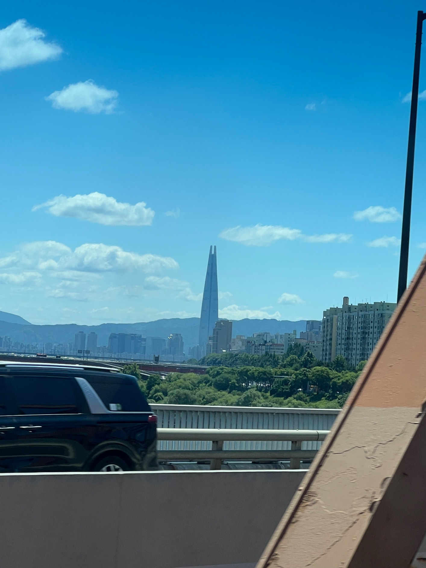 Kim Jun Su Community Post 날씨 요정 강림♥️ 오늘은 또 어떤 스케줄인지 설레는 코코넛🥥🌴 오늘 출근길