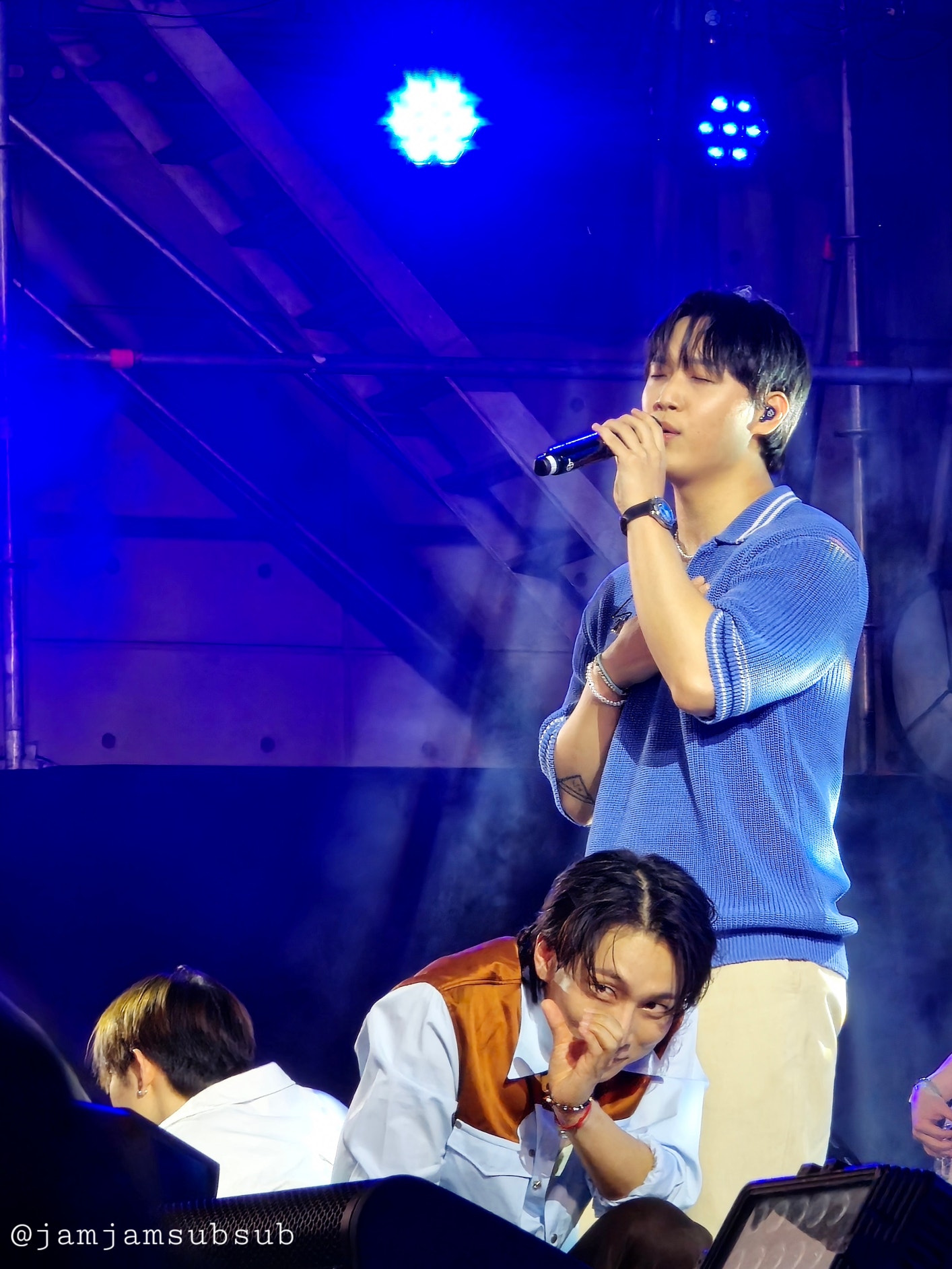 BTOB Community Post - 노래하는 현식이 밑에 광냥이 강림!! 귀요미들~ㅋㅋㅋㅋ