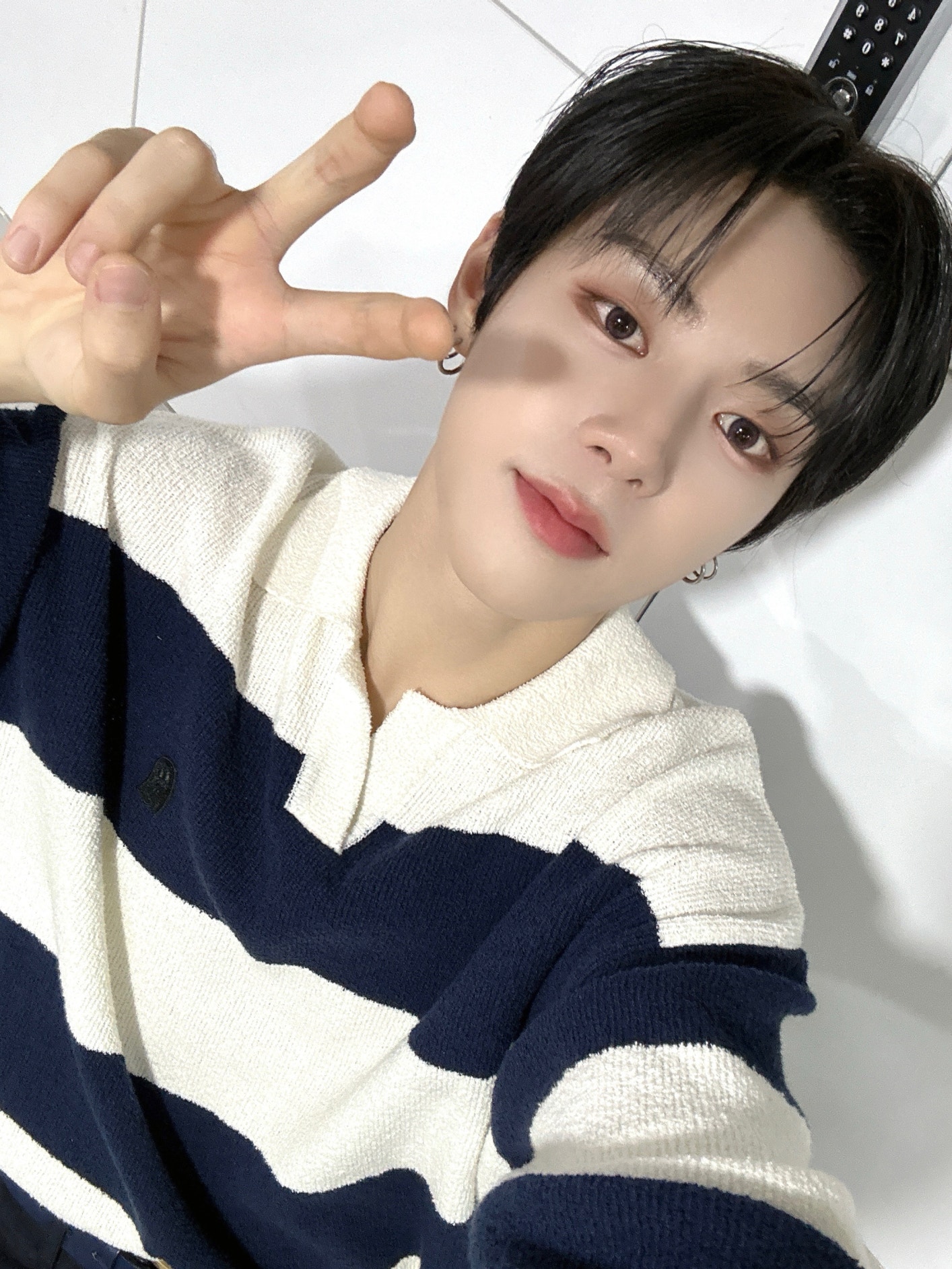 Nowadays Community Post 다들 잠은 잘 잤어요 오늘 하루도 행복하게 보내보자구요 셀카 들구 왔습니당