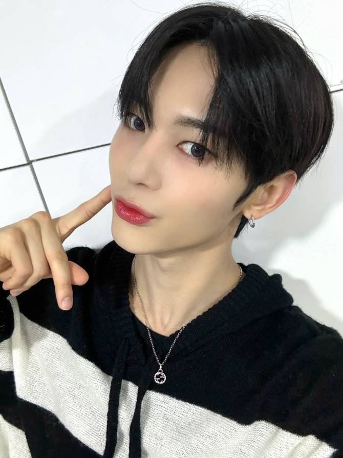 Nowadays Community Posts 안녕하세요 여러분 나우어데이즈의 단단함과는 점점 거리가 멀어지고 있는 손