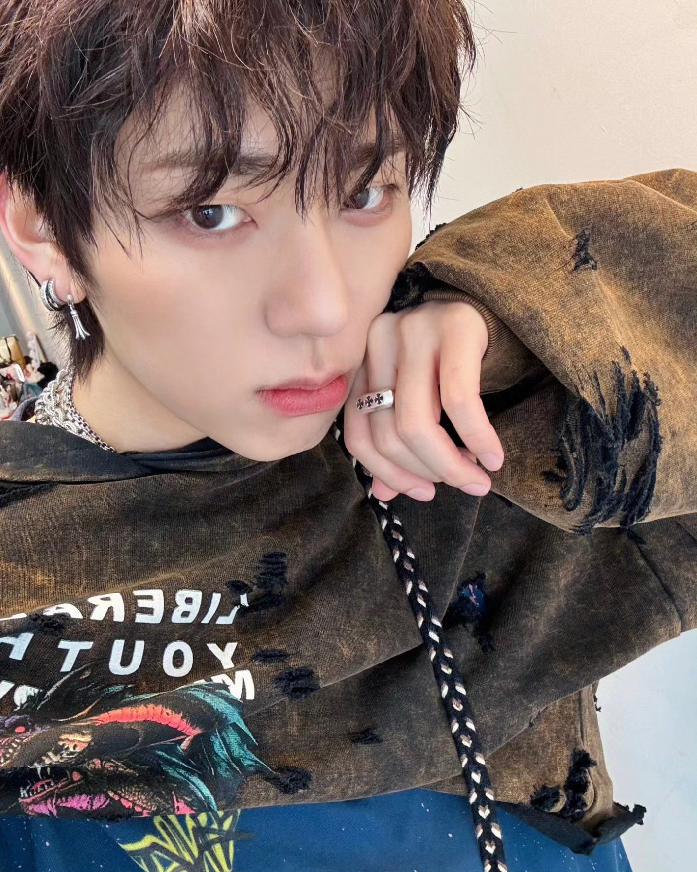 ZICO Community Post - 코고픈날....🤎💜 - ZICO