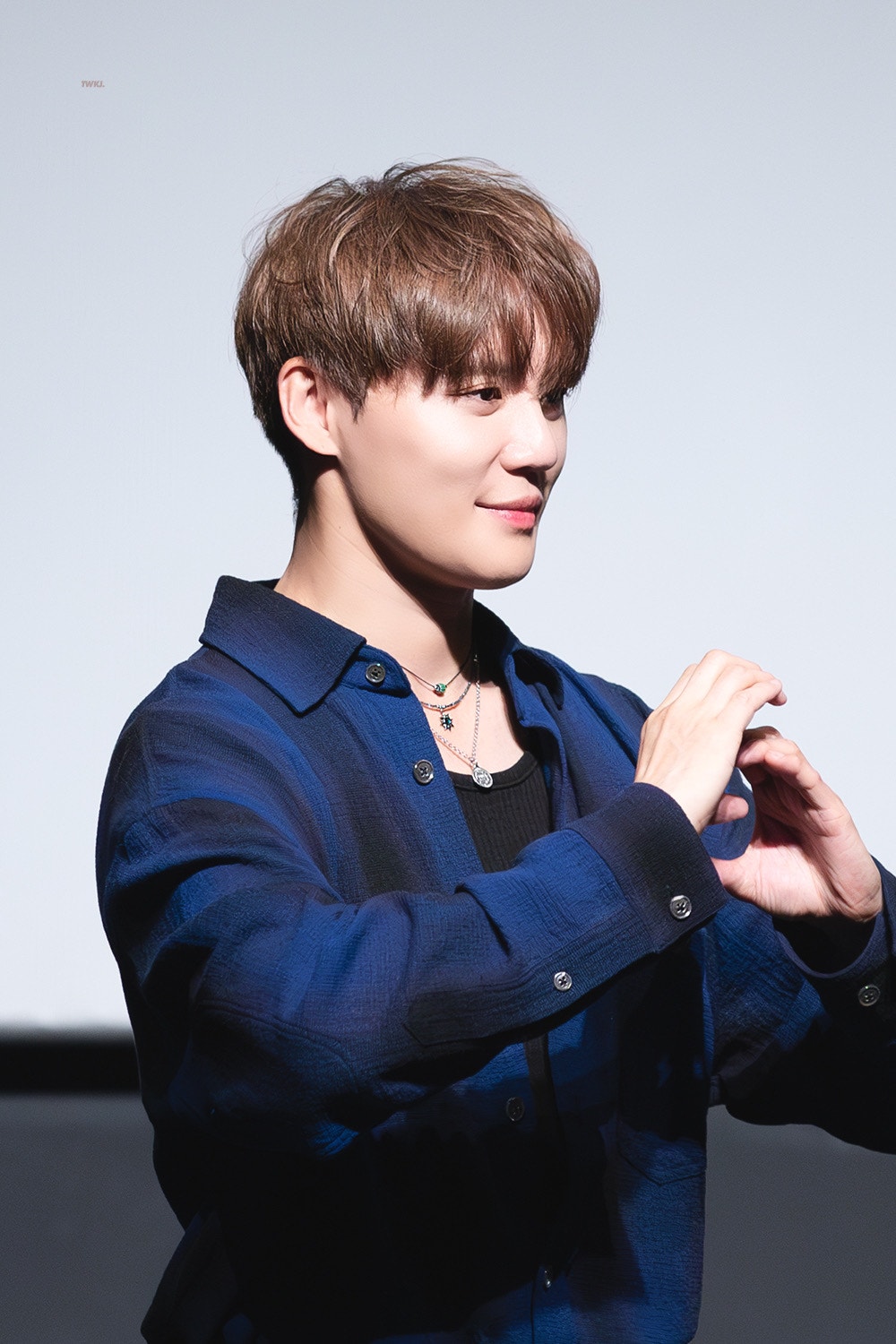Kimjunsu Community Posts 오빠 어제 셔츠 진짜 레전드로 멋있게 어울리시는거 아세요 소재며 컬러며 와 참나