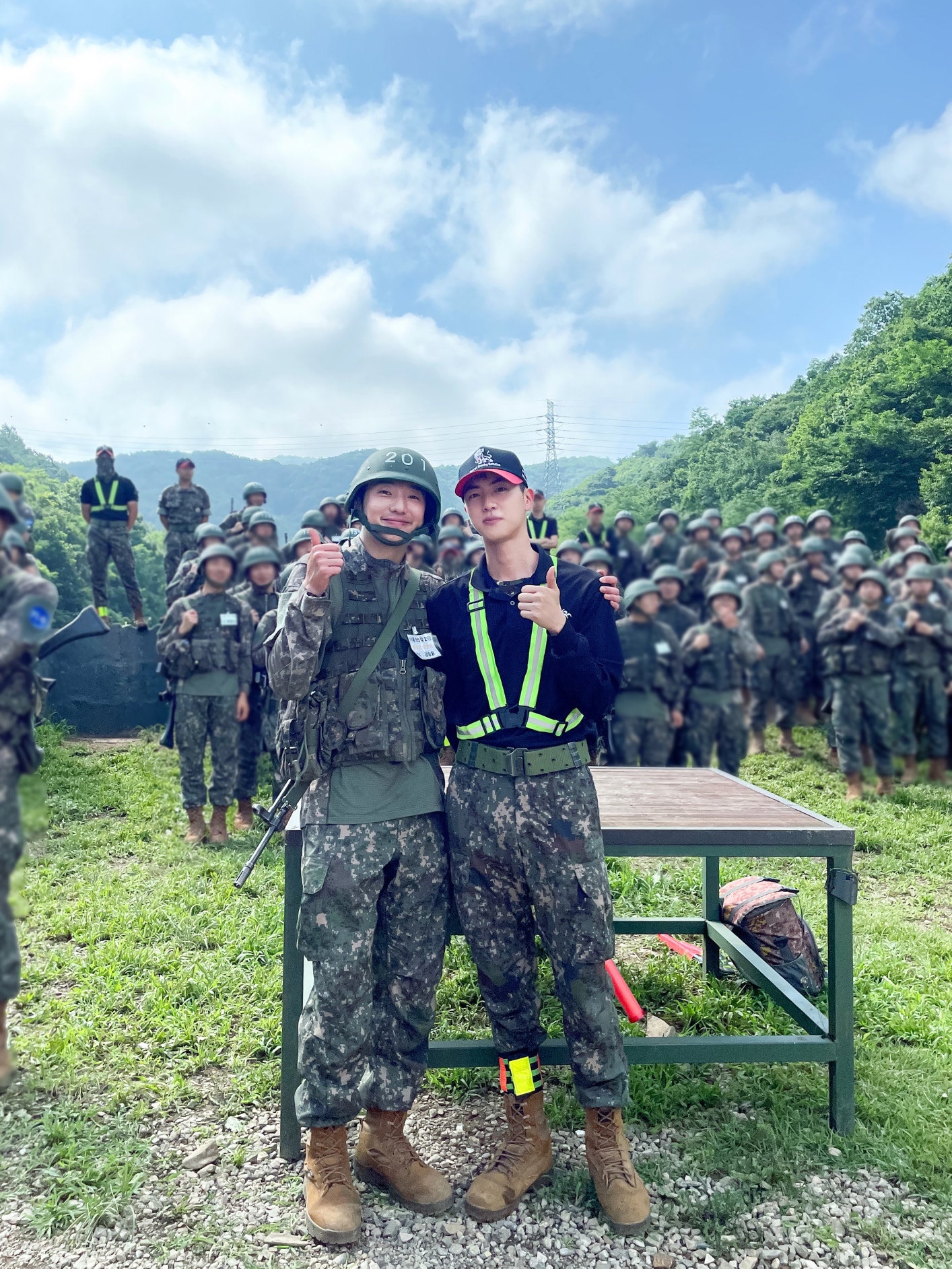 BTS Community Post - Jinくん、こんばんは。 今Jinくんの所は19°☁️ 今日もお疲れ様でした。 来週の今頃は、すでに ...