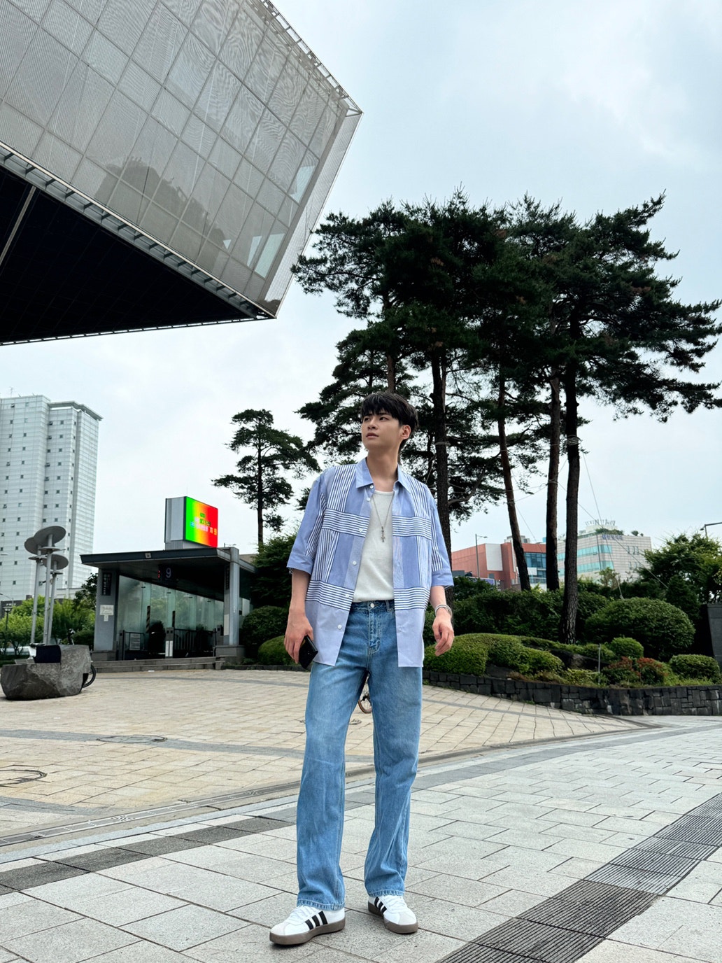 LEE JIN HYUK 커뮤니티 포스트 - 나의 날을 파랗게 칠해줘서 고마워 브이단💙 너흴 만난 게 내 최고의 행운이야 사랑해 ...