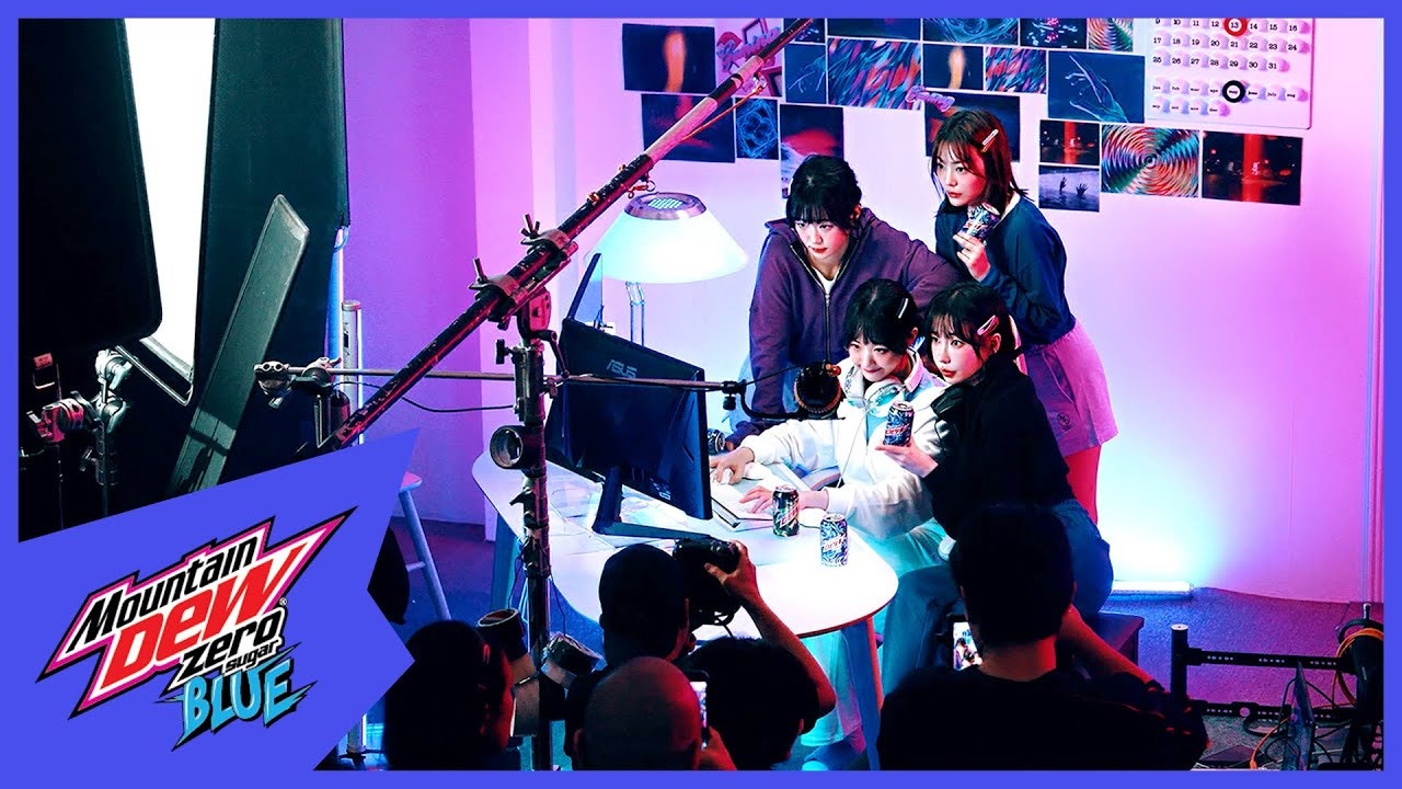 Multimedia de QWER de Weverse - SODA라는 노래를 발매했더니.. l Mountain DEW Making Film