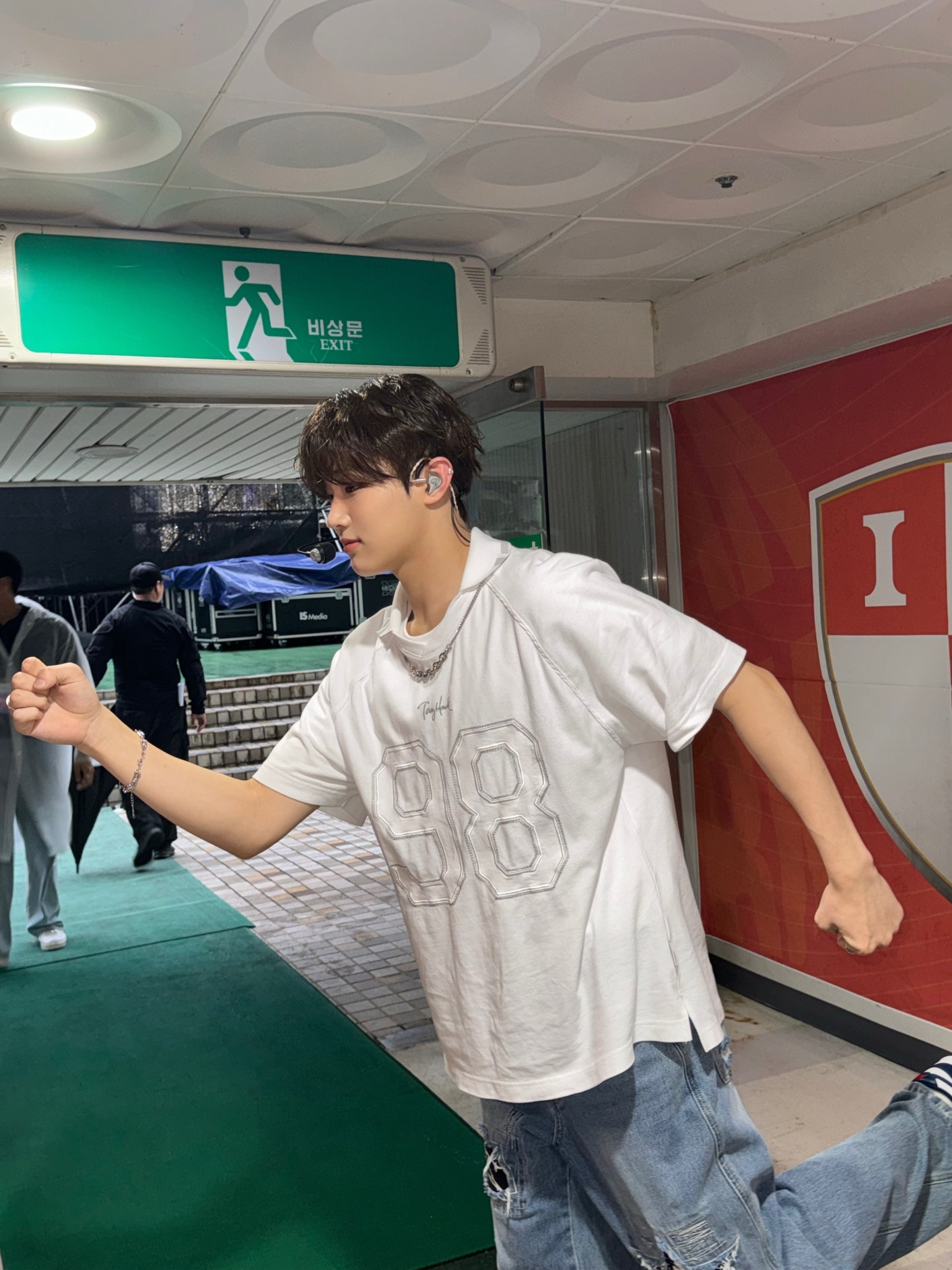 Lun8 Community Post 안뇽 러베이트으 비에 젖은 은섭입니당 부산 처음 와봤는데여 저 국밥도 먹었구요🤩 이렇게