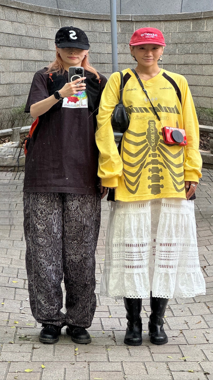 Wolf'Lo 커뮤니티 포스트 - 우리: 안녕하세요. 나: 롱다리와 얘: 요롱이입니다! - 초콜