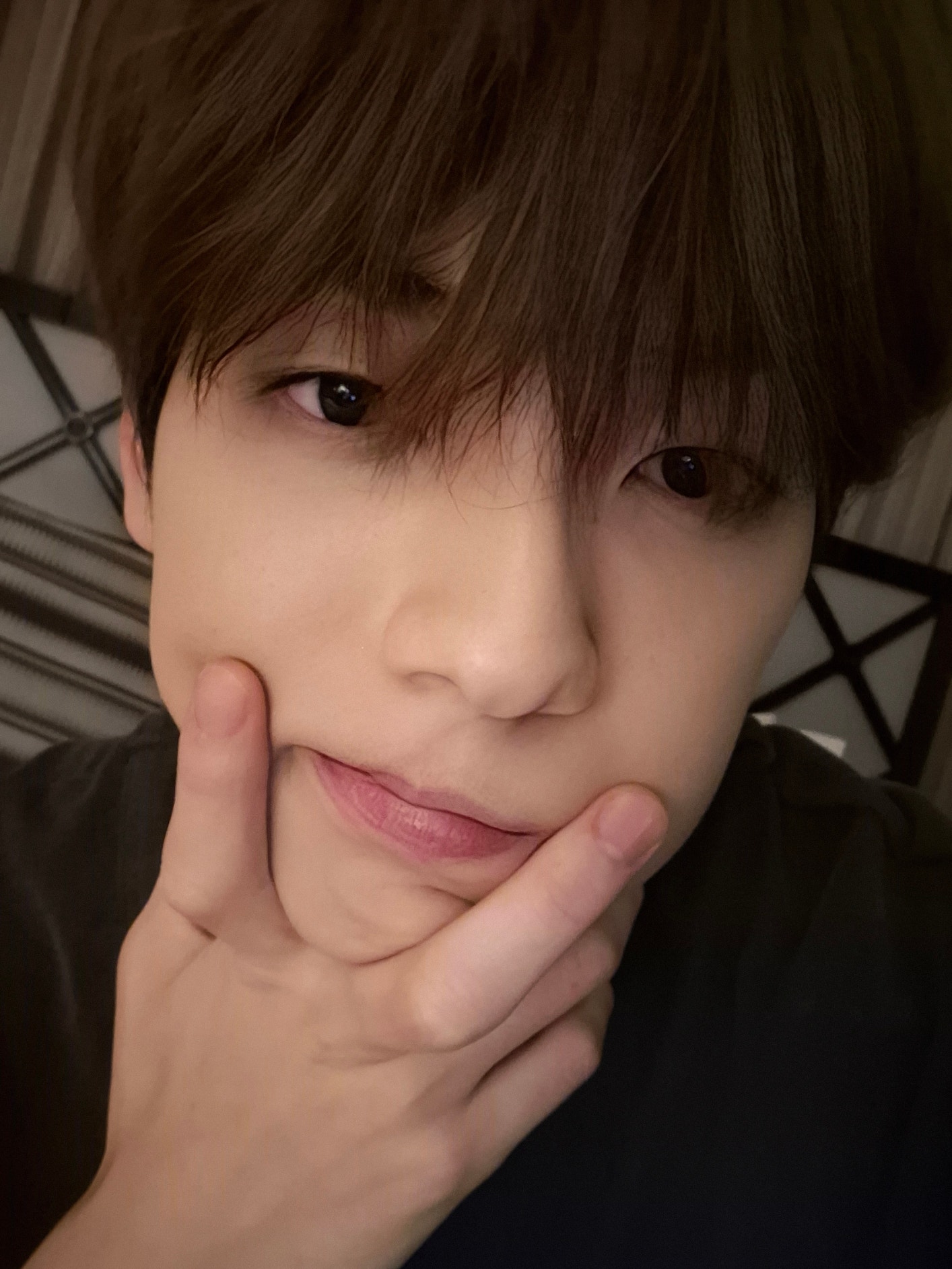 TOMORROW X TOGETHER Community Post - 셀카가 그림처럼 나오는데 왜 이럴까요 - SOOBIN