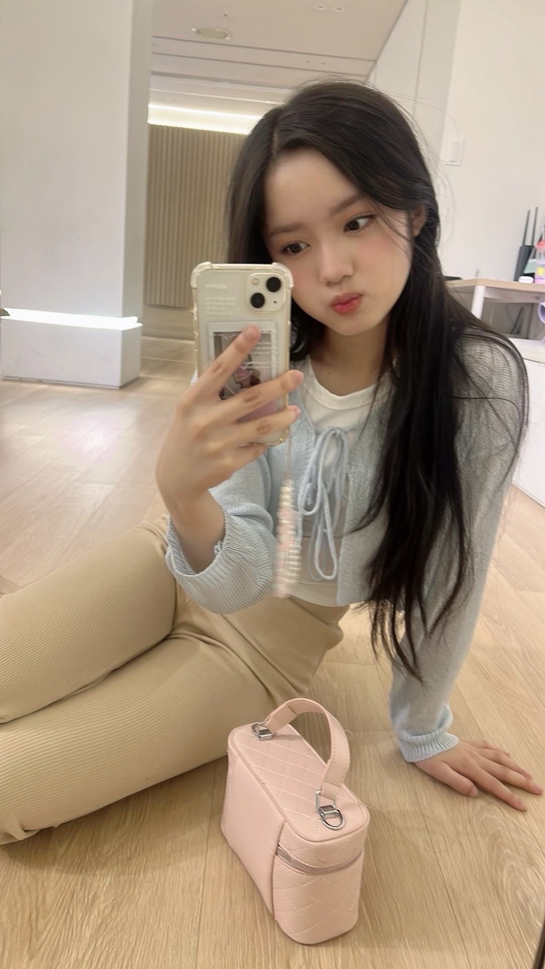 Unis Community Post 엡떠들 보고싶었어~🤍🩵🤎 Elisia