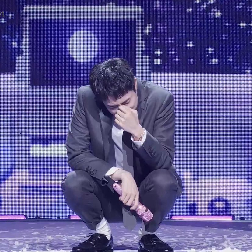 BTS Community Post - a impressão que deu que ele queria sair do palco e ir la no meio das armys ...