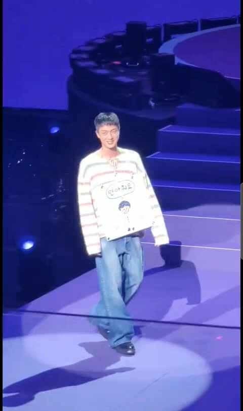 Bts Community Posts ДЖИН УЖЕ ВЫШЕЛ К АРМИ 💜 Самые счастливые Арми в мире 💔