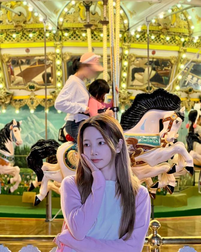 Rocket Punch Community Posts 연희 In 놀이동산 막짤은 뭔가 영화 속 장면 느낌이군요 😄😁😆