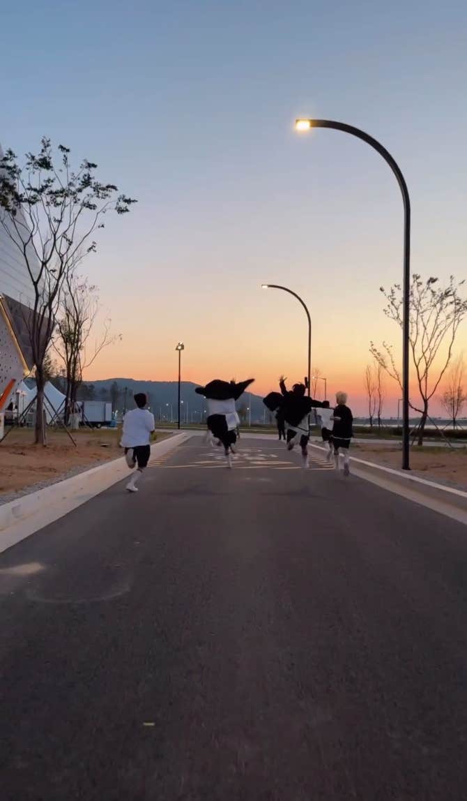 Tws Community Post 노을에 향해 달려가는 투어스🌇 이런 거 일본어로 에모이”라고 하는데 한국어로 어떻게