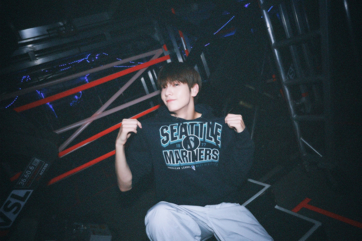 TOMORROW X TOGETHER Community Post - 시애틀 공연장에서 찍었던 - SOOBIN