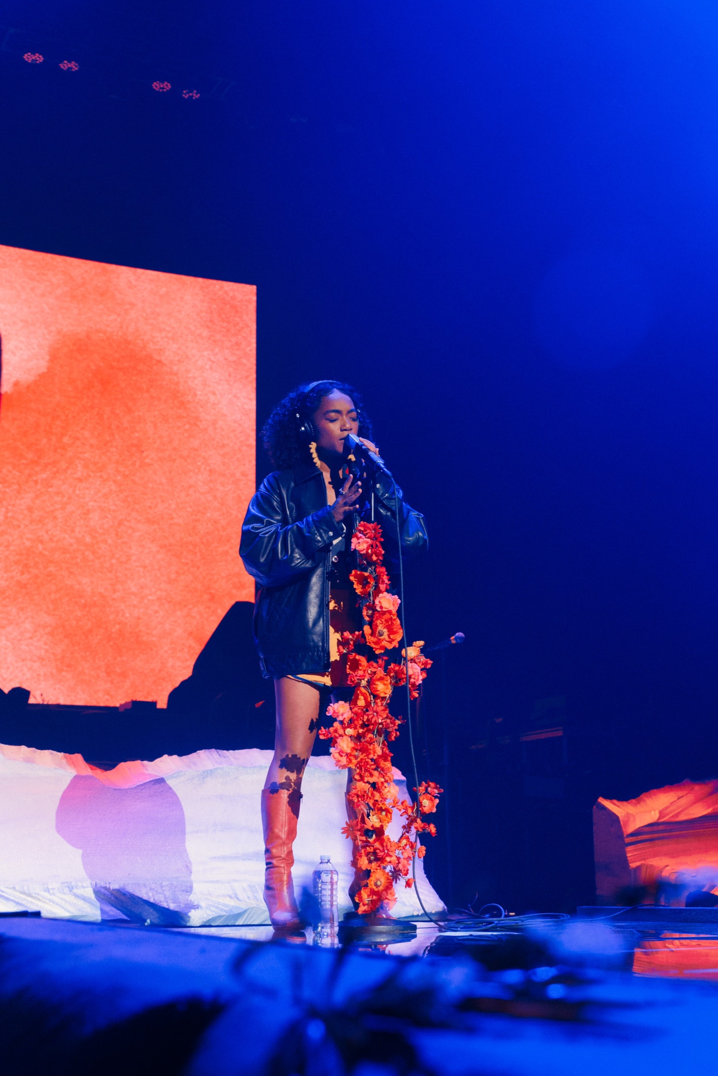 UMI 커뮤니티 포스트 - 🎙️🎙️🎙️ guess what song im singing here :) - UMI