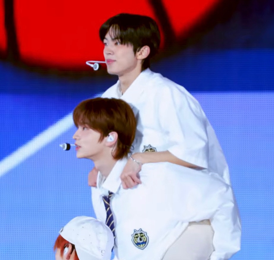 Tws Community Post 신유 리다에게💙 아낀다 무대 잘 보았슴미댜아아아아 도훈이는 제가 업고 튀려고 햇는데엥🐺🐒