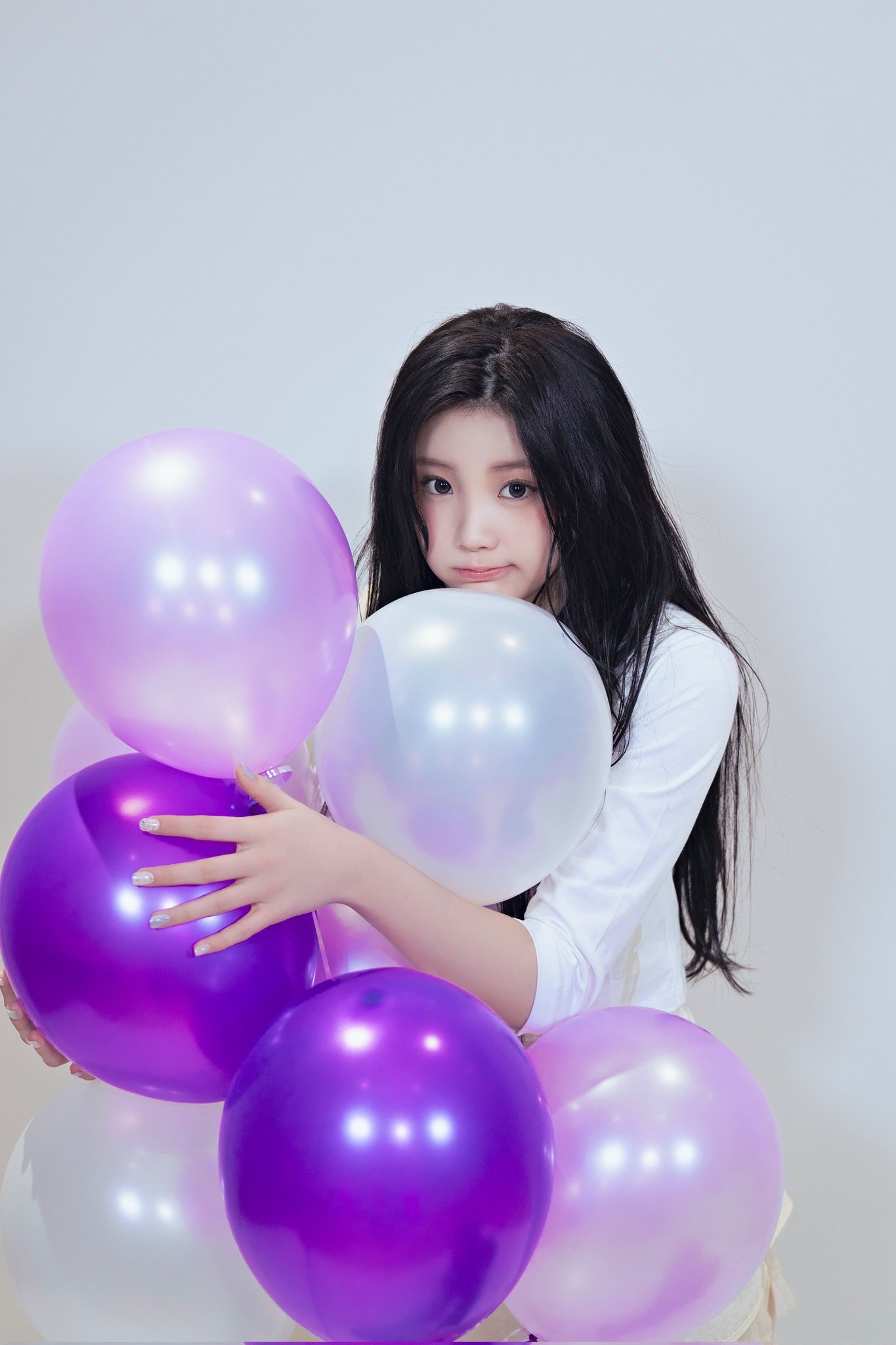 ILLIT Community Post - HAPPY BIRTHDAY WONHEE 🥳🤍 HAPPY WONHEE DAY #This ...