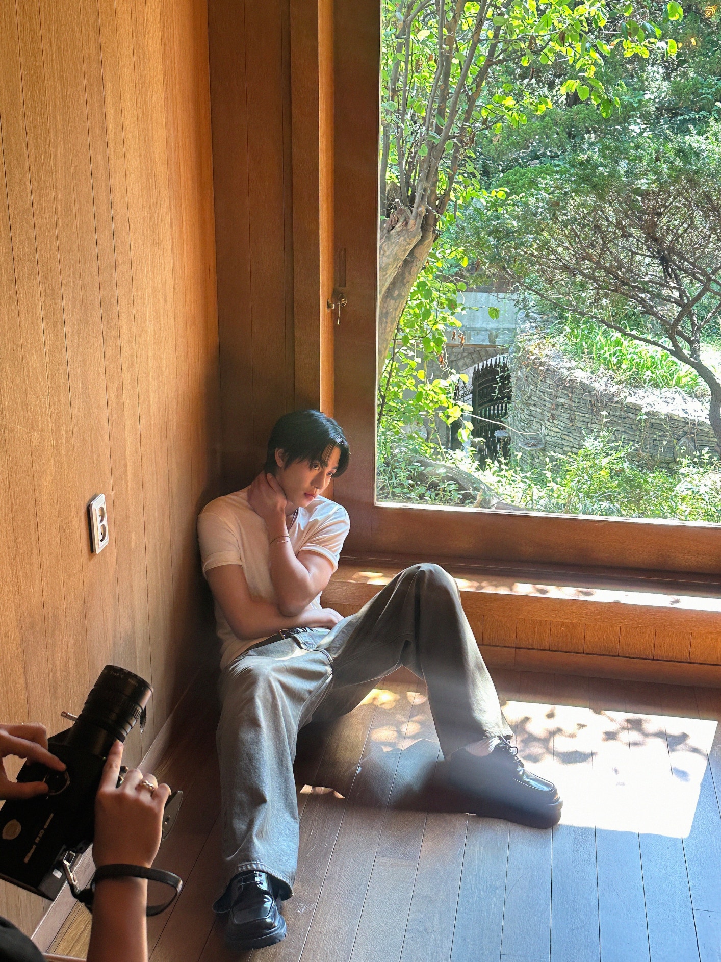 AHN HYO SEOP Community Post - #비하인드효섭 햇살 좋던 어느 날 ☀ #throwback to one sunny day 📸 * https://www ...