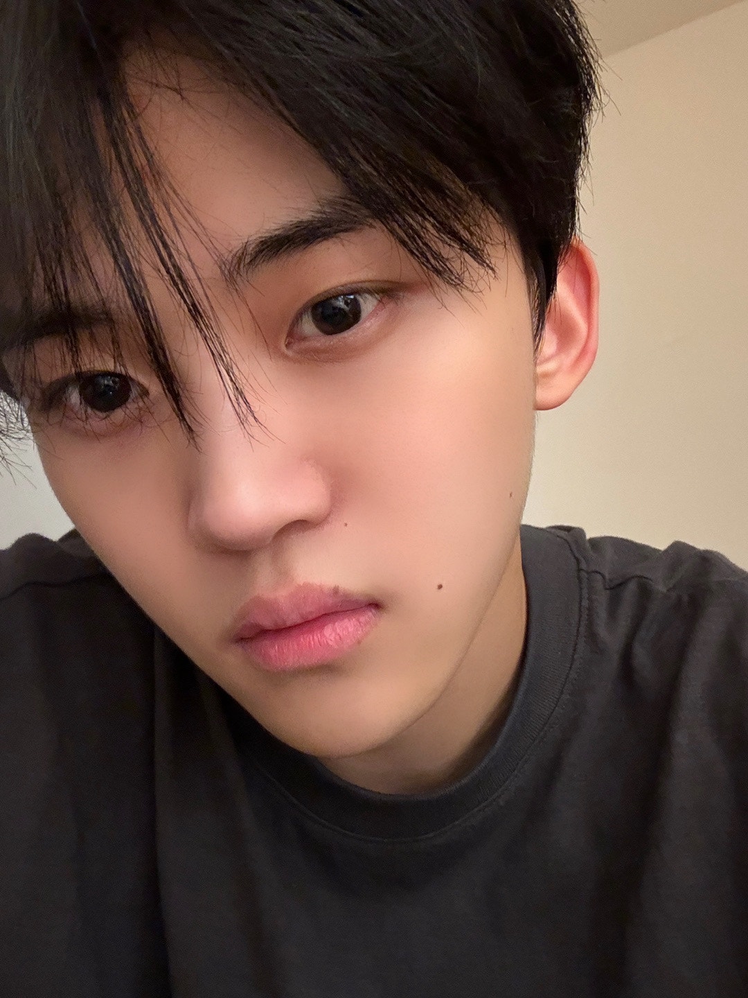 Lun8 커뮤니티 포스트 셀카 기다릴 것 같아서 어제 연습하다가 찍었어요ㅎㅎ 오늘 하루도 힘내요 도현