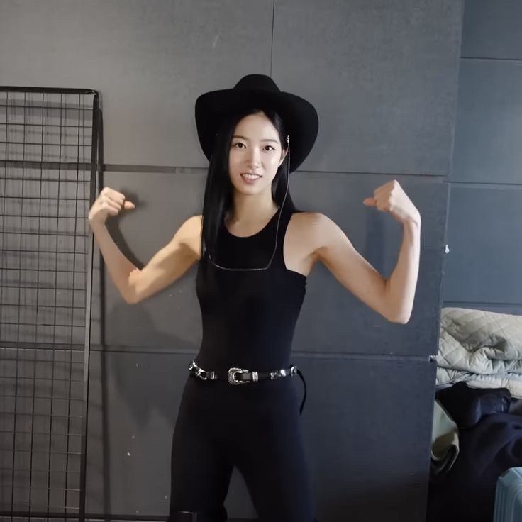 LE SSERAFIM Community Post - this is gonna be me after doing the kazuha ...