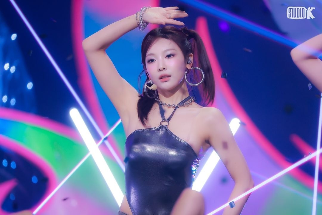 aespa Community Post - 출처 : KBS K-POP OFFICIAL SUPERNOVA NINGNING~~~ 황금막내 너무 이뻐!!!~~~~ 멋있어용 ...