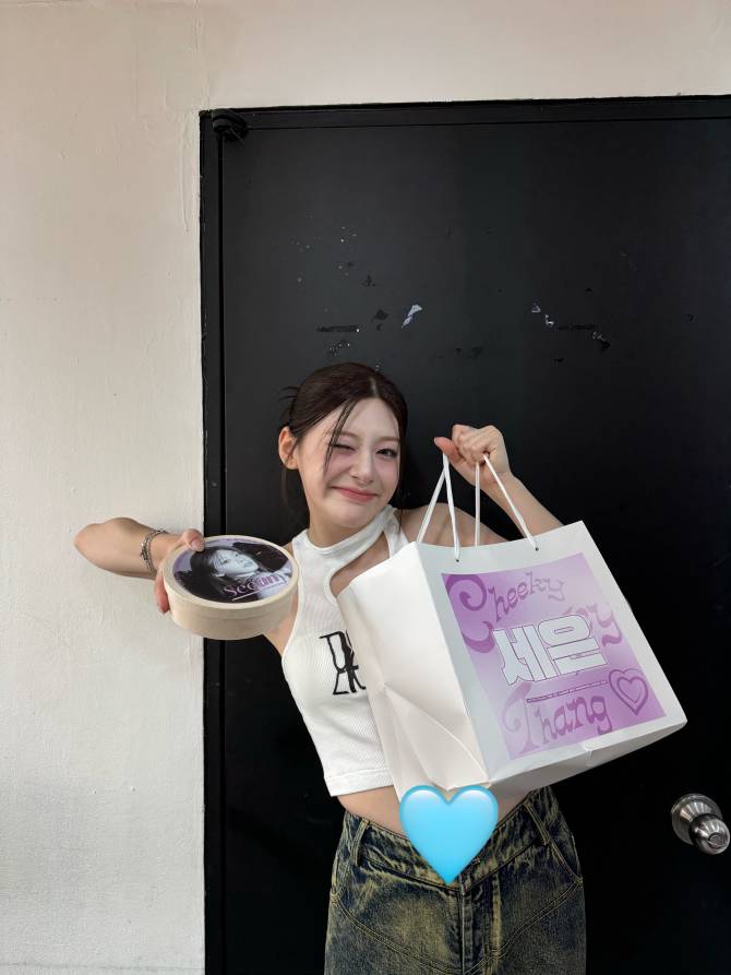 Stayc Community Post μΌππ©· μ€μλ€ κ°λ³΄μ~~ Seeun