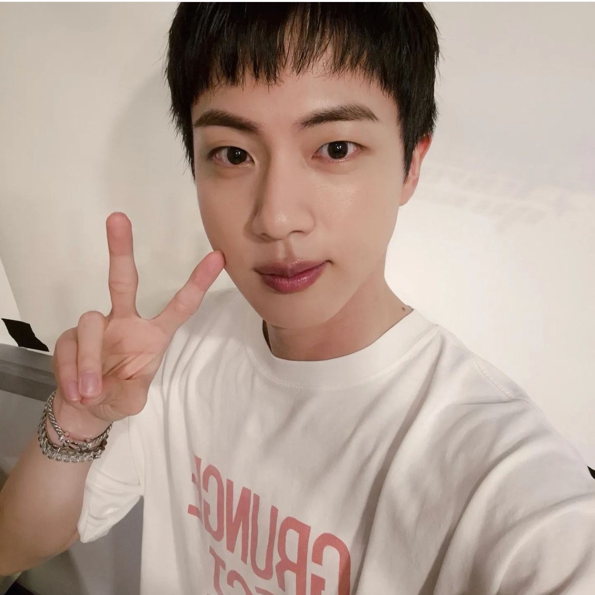 BTS Community Post - #Dear_Jin_from_ARMY インスタやWeverseからくる JINくんの通知を見るたび JINくん帰ってきてるんだよねって 改めて思って ...