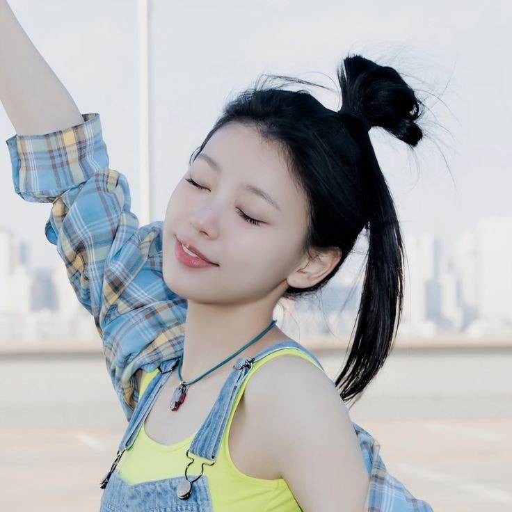 ILLIT Community Posts - Feel like sun on my skin , so this is love i ...