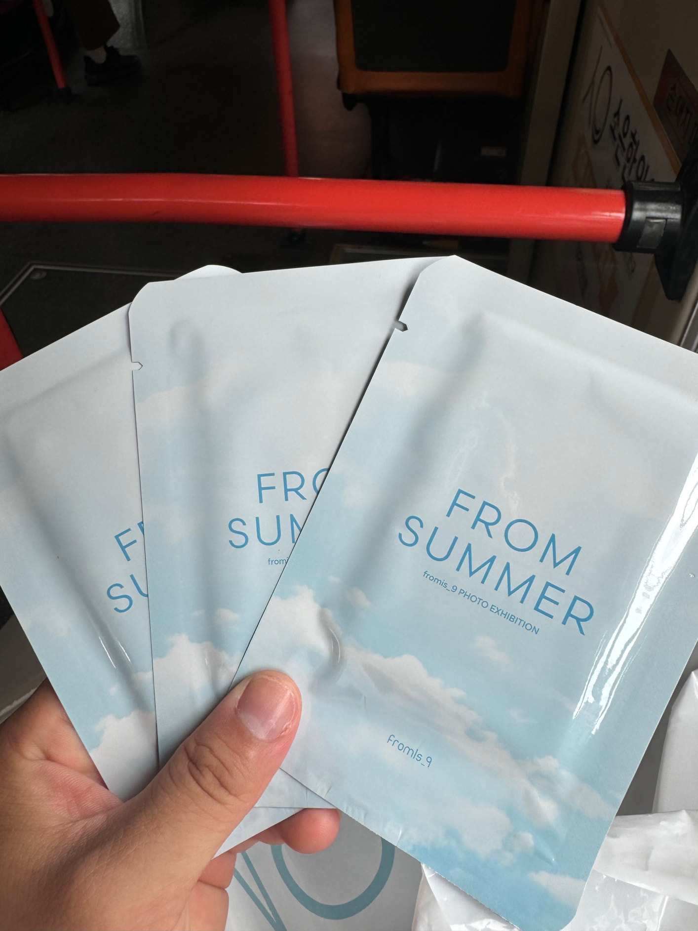 Fromis9 Community Post 사진전 가신 플로버분들 요 카드 봉투당 5장으로 알고 있는데 전 각 4장 나왔는데