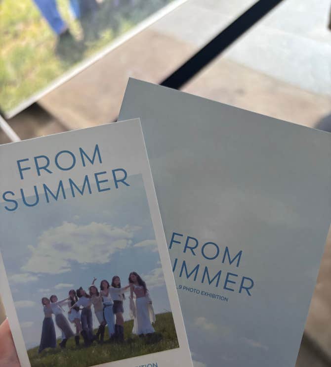 Fromis9 Community Posts 타이밍이 잘 맞았는지 거의 혼자서 즐긴 사진전 🏻덥긴 했지만 화창해서 날씨까지