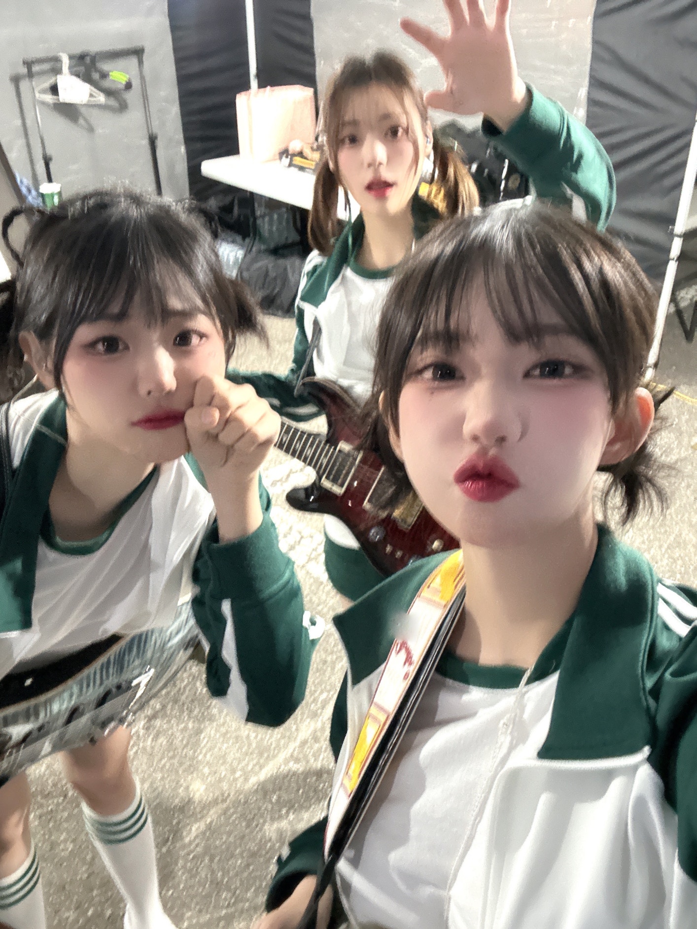 QWER Community Posts - 가좍사진모음 - Magenta