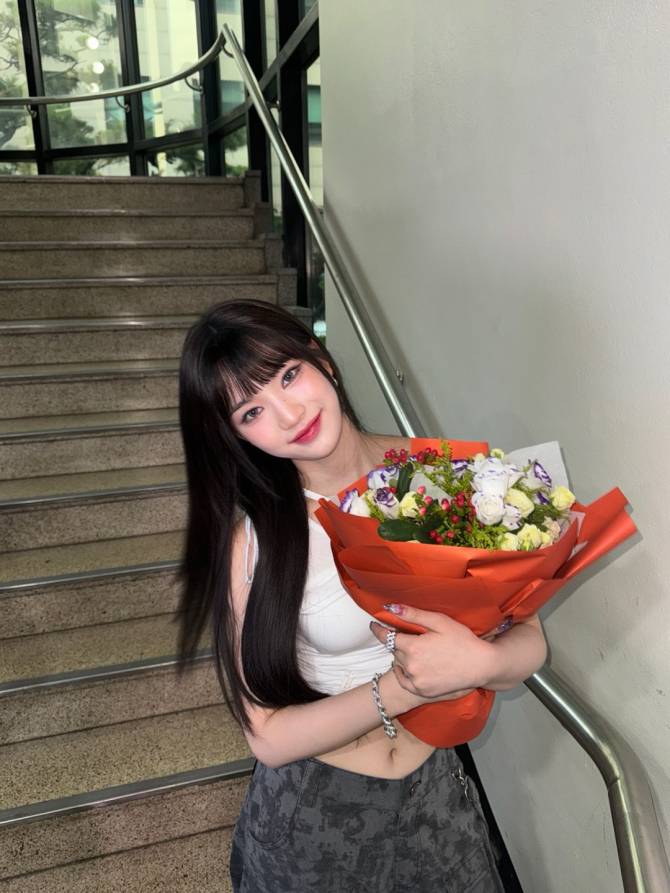 Stayc Community Post 누가 꽃이게 스윗이요 💖 Isa
