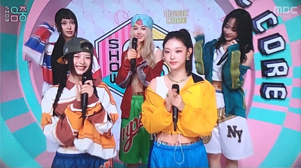 Newjeans Community Post 우와 드디어 뉴깅이들 나왔다🤍 화이팅