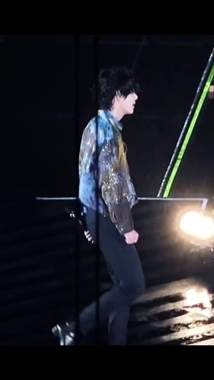 Bts Community Post Тэхён просто идет♥️ Гордо независимо красиво💜🚶♂