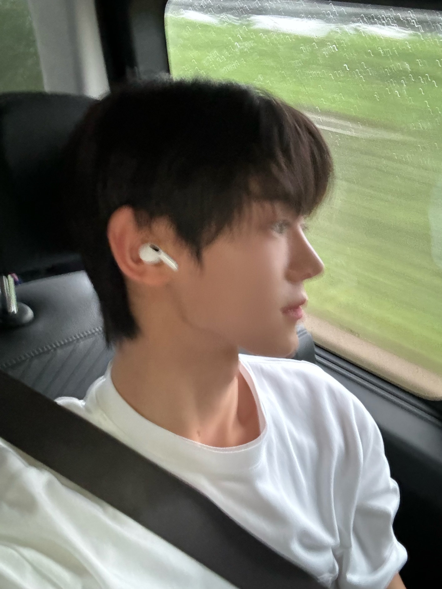 Tws Community Post 차 안에서 잠이 들었다가 깨어났을 때 비가 와서 무더운 여름이 한 줄기 시원해짐을 느꼈어여