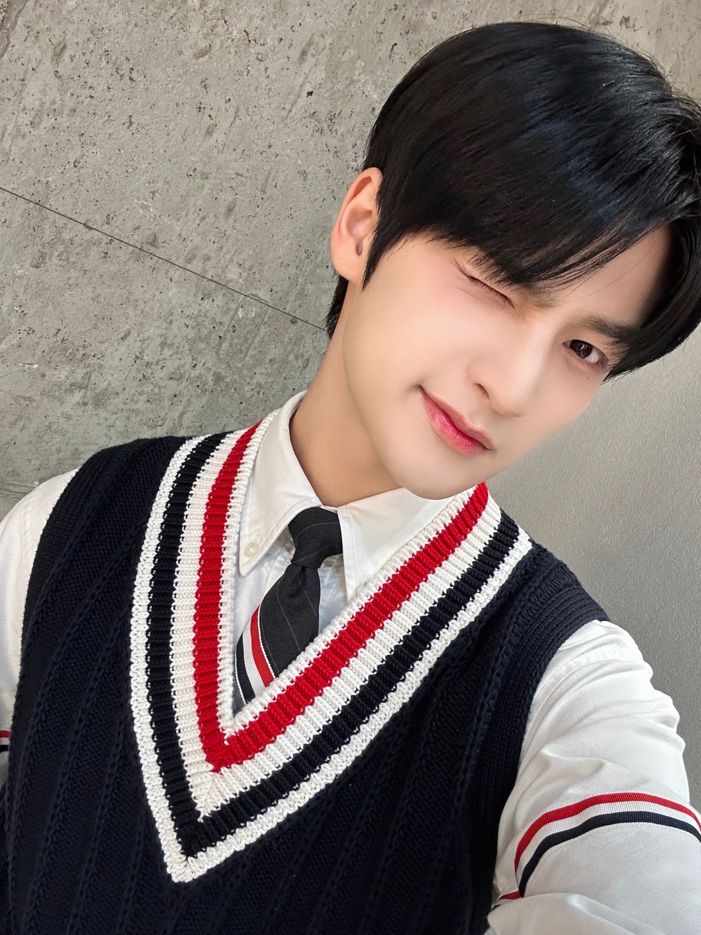 Nowadays社群貼文 말발학과 2학년 윤입니다 😘😘 Yoon
