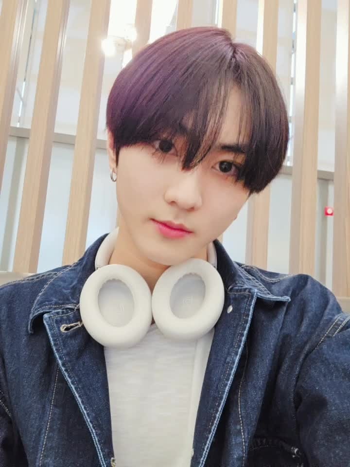 ENHYPEN Community Post - 너무 두껍게 입고 왔다 더워.. - JUNGWON