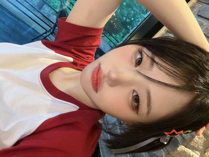 Qwer Community Posts 안동 케팝콘 다녀왔어요💙 오늘 언니들이랑 카페에서 쉬는데 시연언니가 제 머리보고 츠유리