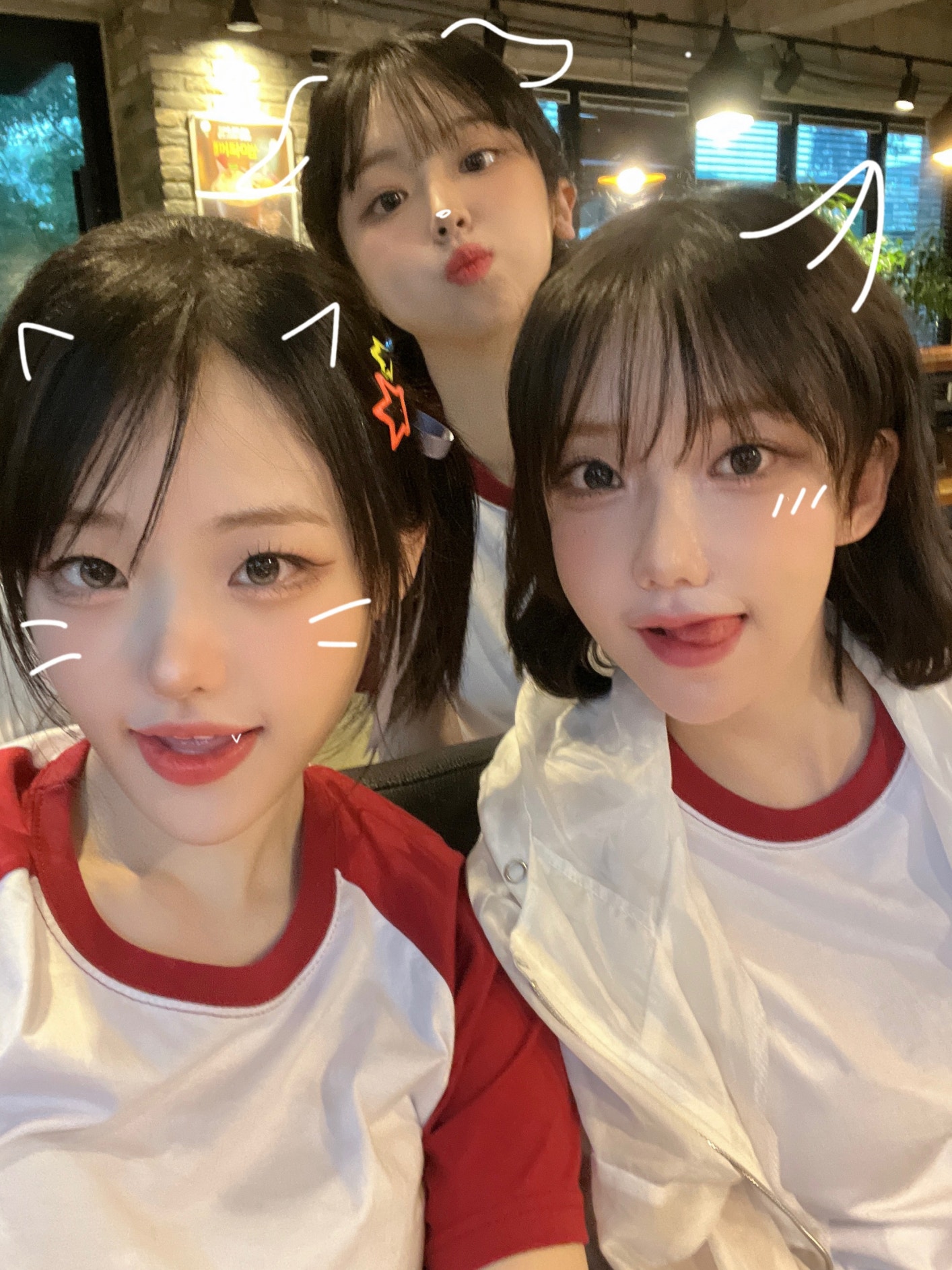 Qwer社群貼文 평화로운 우리 가좤 사진 찍는데 겜하느라 안오구 왜 자긴 안껴주냐고 삐진 잼시연씨🐹 Hina