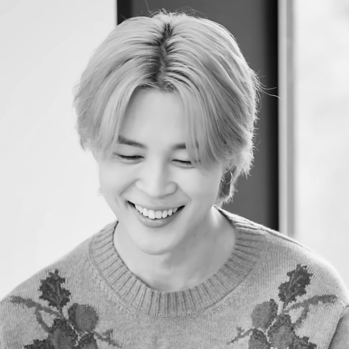 BTS Community Post - JIMIN氏 毎日いろんな事がありますね。 この微笑みに会いたくなります。 ＊312日＊ 笑顔で再会 ...