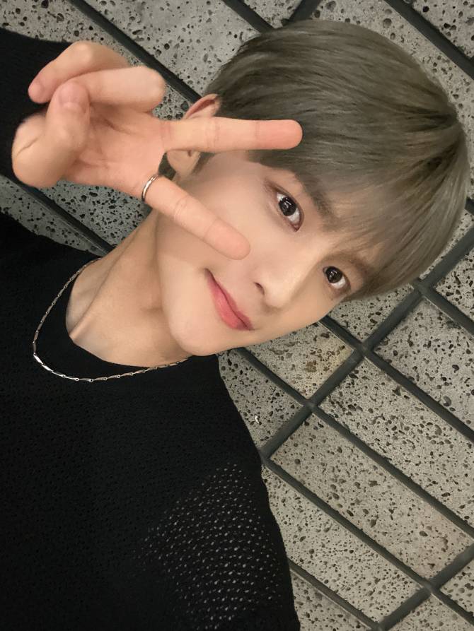 Nowadays社群貼文 노랑 카키 회색 브릿지 흑발 데이앤의 픽은 오랜만인 윤노추 Nct127 선배님 사랑한다는