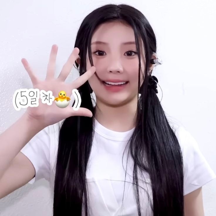 ILLIT Community Posts - POPPOPO!!