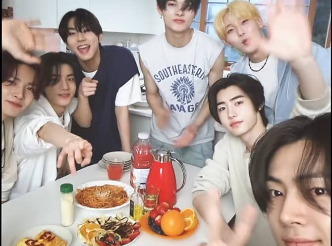 Enhypen Community Posts Engene♡enhypen 우리 도 서랑해 우리 도 사랑 엔하이픈♡