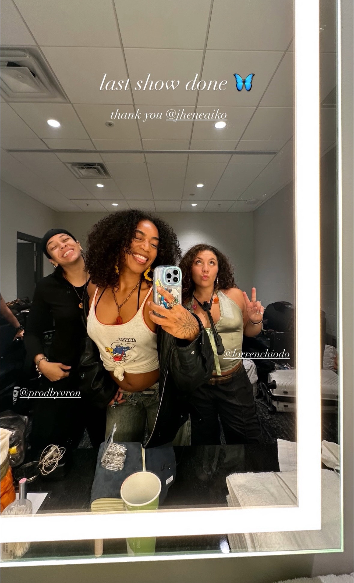 Post de la Comunidad UMI - last show done 🦋 thank you jhene 🤍 - UMI