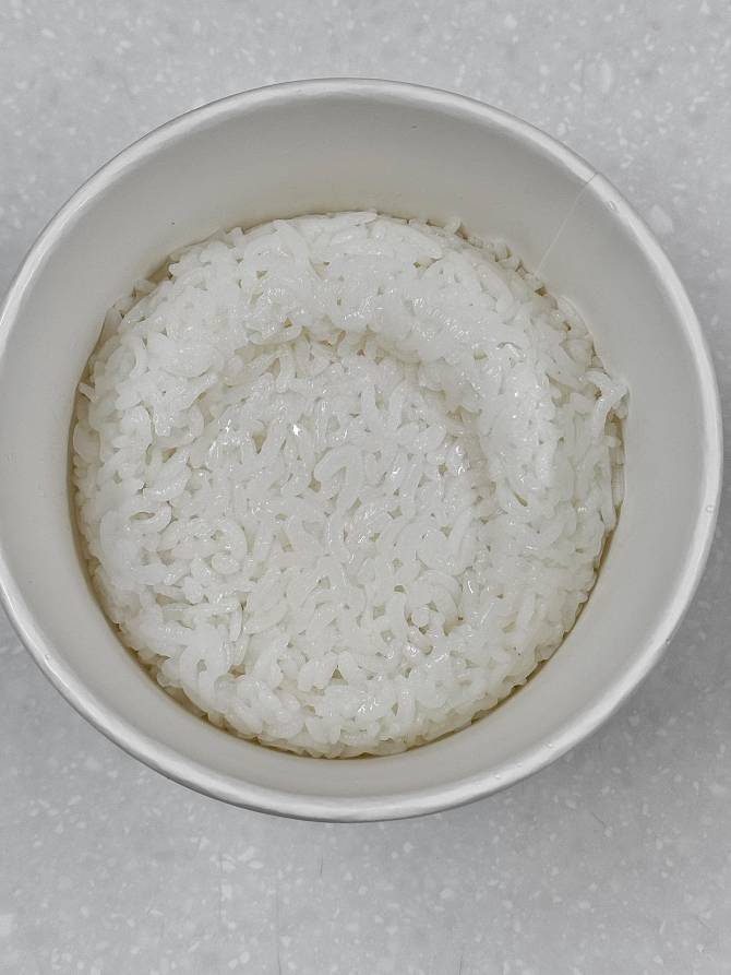 Tws Community Post 한진의 덮밥 만드는 방법 🥣 따뜻한 밥🍚 계란과 고기가 섞인 소스 팩 카레 치킨 소스 팩