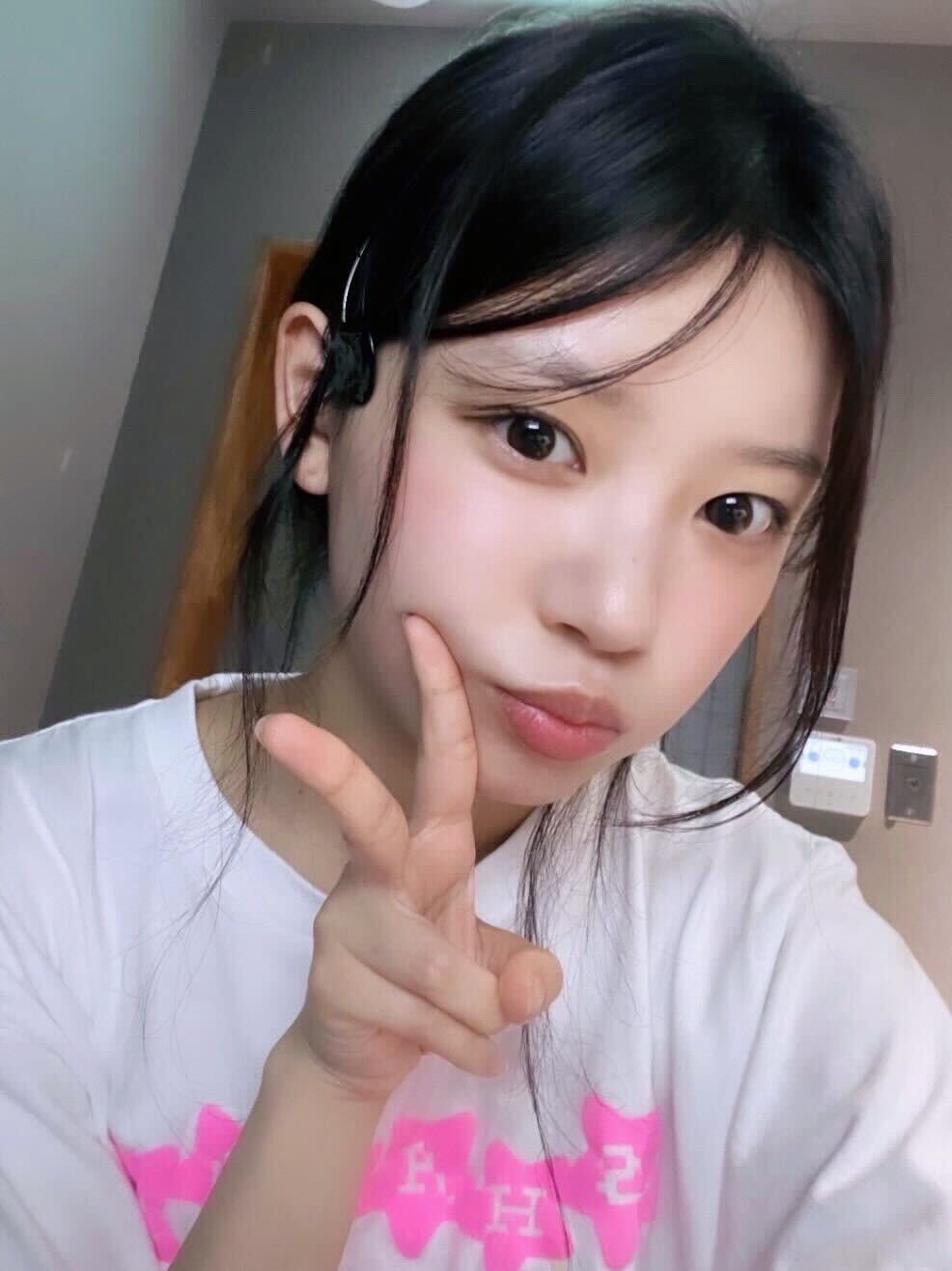 Illit Community Posts 오늘은 뭔가 기분이 좋은 날이었어~~ 💓 여러분은 오늘 어떤 날이었어요 Moka