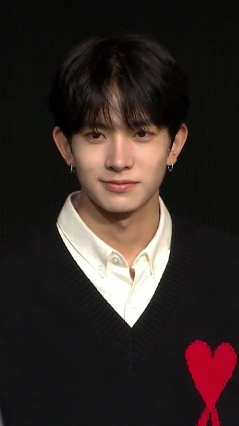ENHYPEN Community Post - Bring the black hair back Heeseung