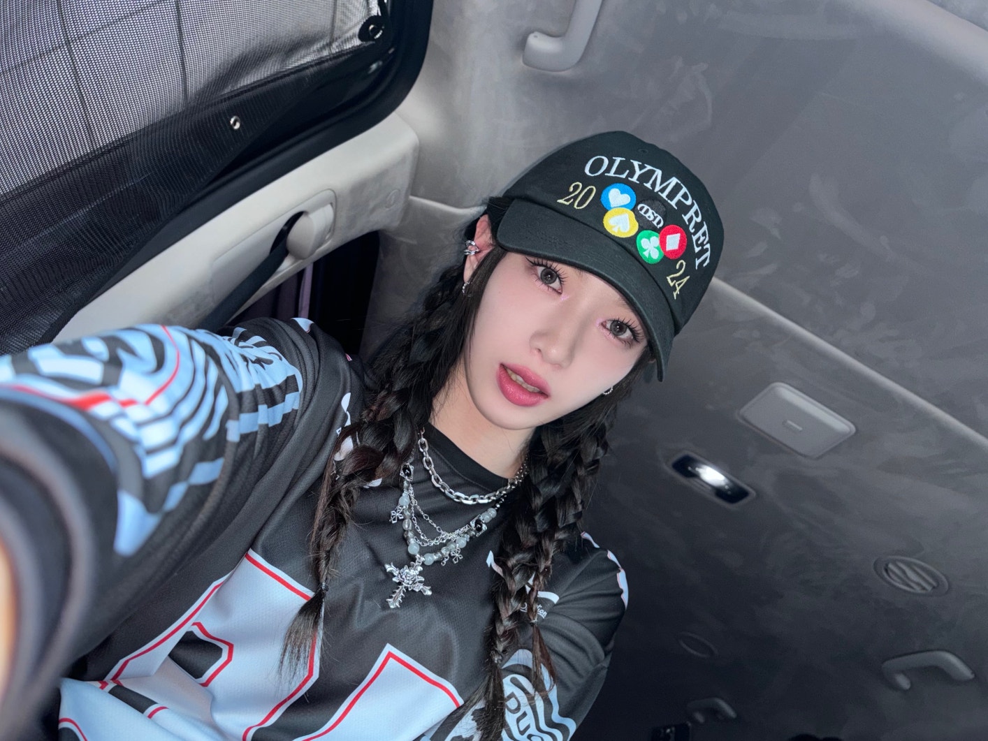 Rocket Punch Community Posts 사진찍는데 고양이출몰이슈🐱 Suyun